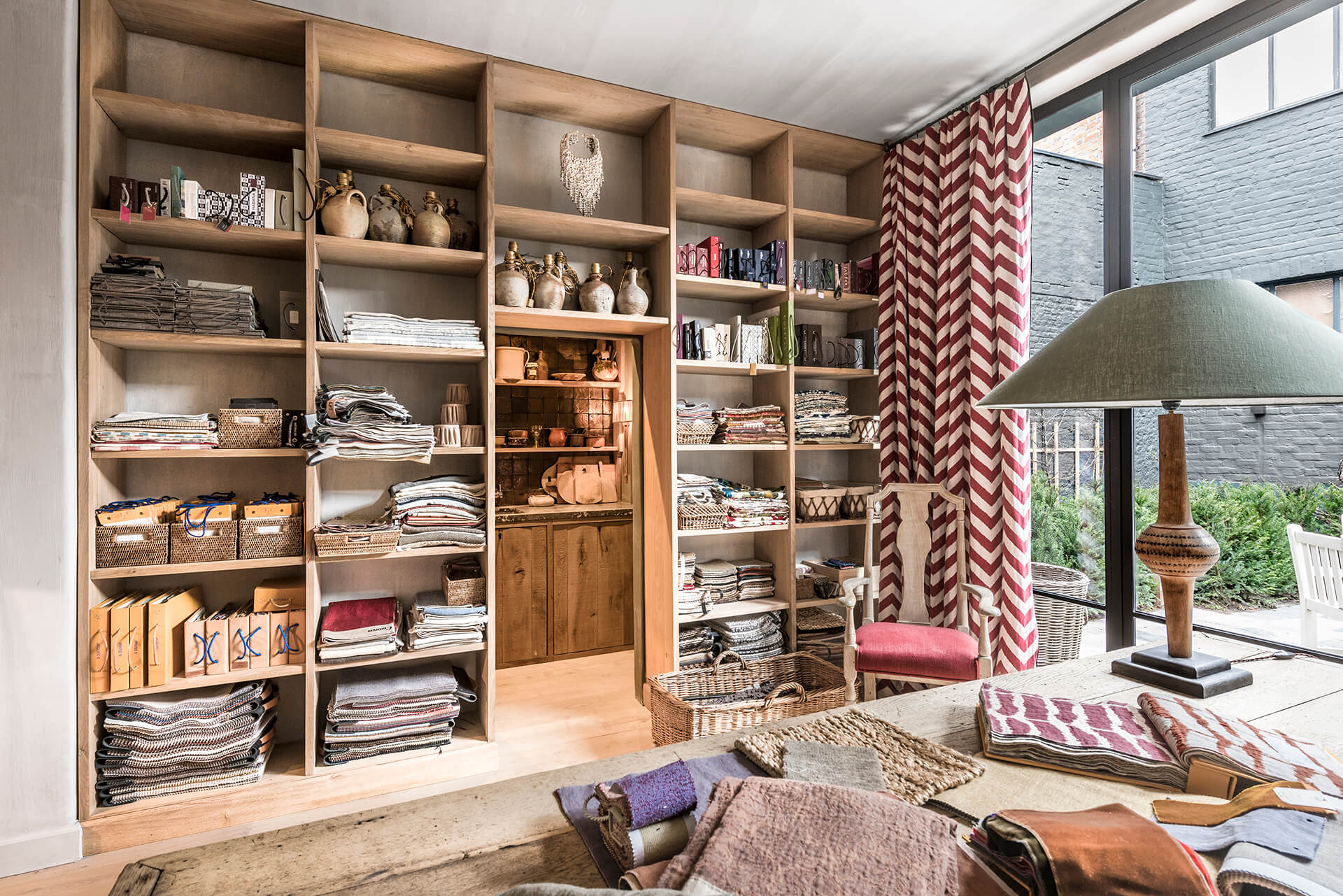 An impression of a sample room with fabrics, rugs, tiles, wood etc ...